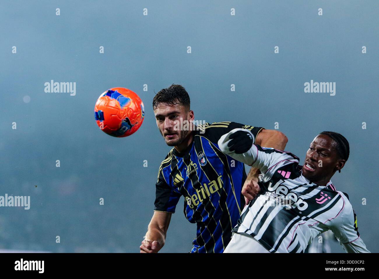 Jonathan David of Juventus FC and Simone Canestrelli of Pisa Sporting ...