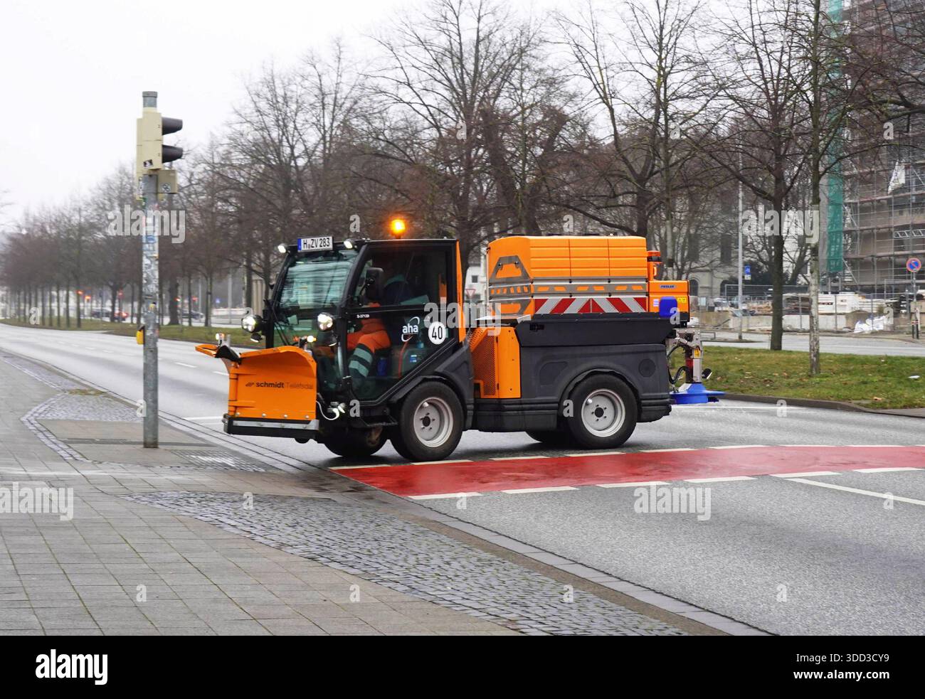 Eisglätte Winterdienst in Hannover - Streuwagen mit flüssigem Salz ...