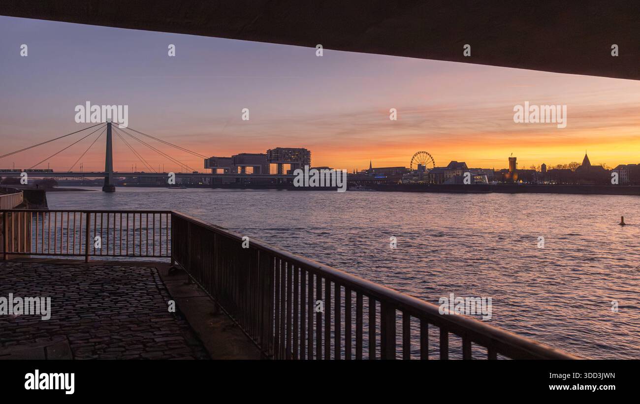 Sonnenuntergang an der Deutzer Brücke in Köln - 27.12.2025 ...
