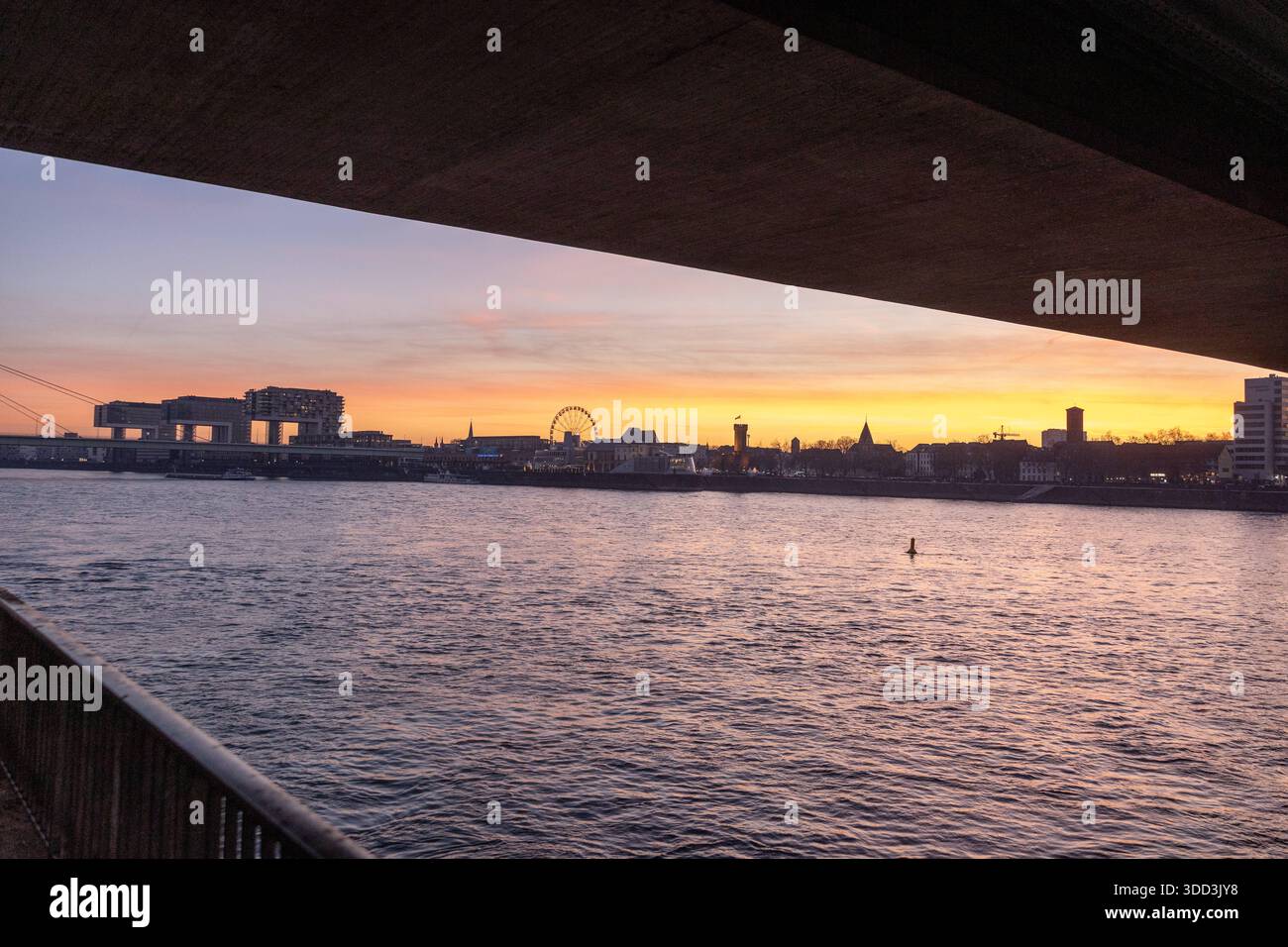Sonnenuntergang an der Deutzer Brücke in Köln - 27.12.2025 ...