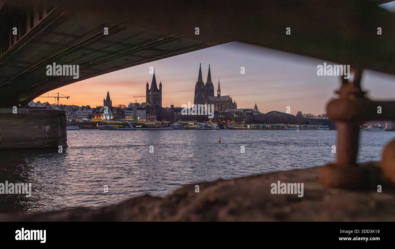 Sonnenuntergang an der Deutzer Brücke in Köln - 27.12.2025. Goldene ...