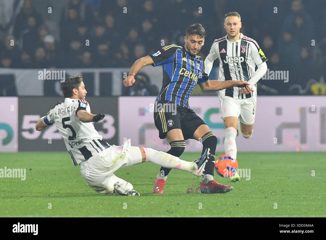 Manuel Locatelli (Juventus) Simone Canestrelli (Pisa) during Pisa SC vs ...