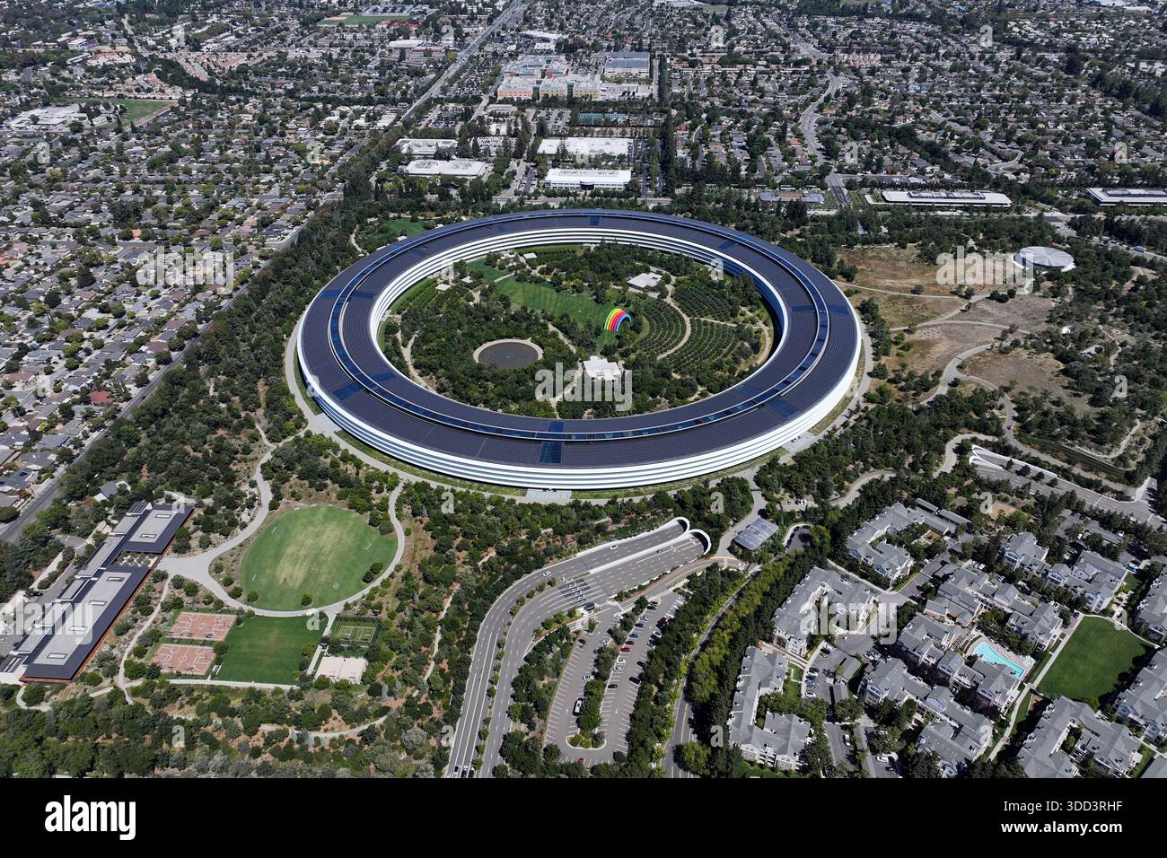 An aerial view of the Apple corporate headquarters at Apple Park (Apple ...