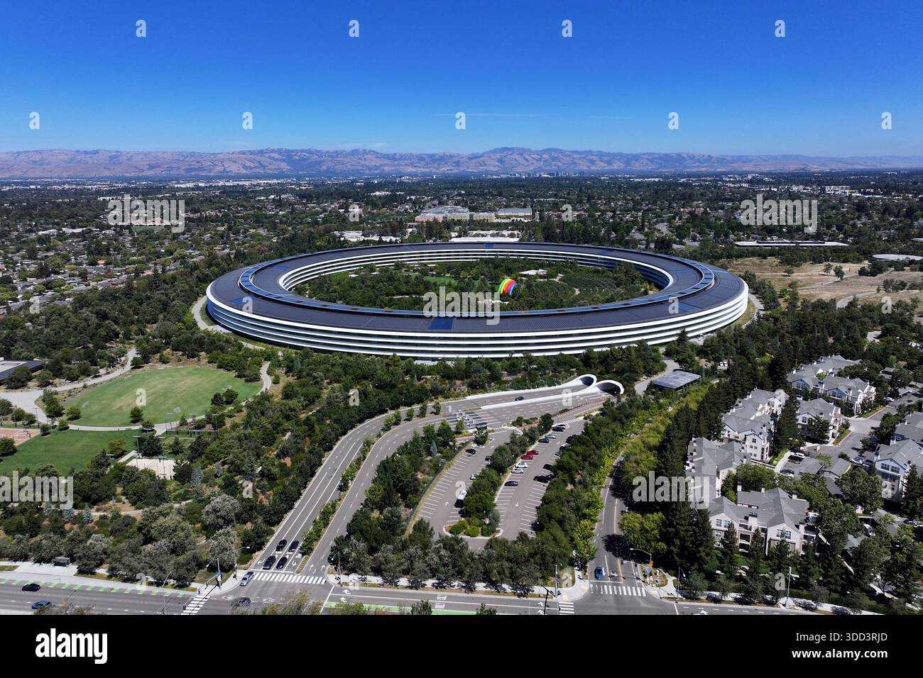 An aerial view of the Apple corporate headquarters at Apple Park (Apple ...