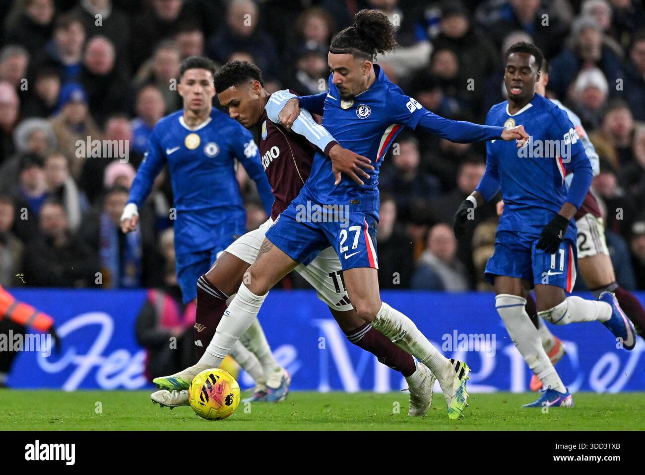 (251228) -- LONDON, Dec. 28, 2025 (Xinhua) -- Malo Gusto (front R) of ...