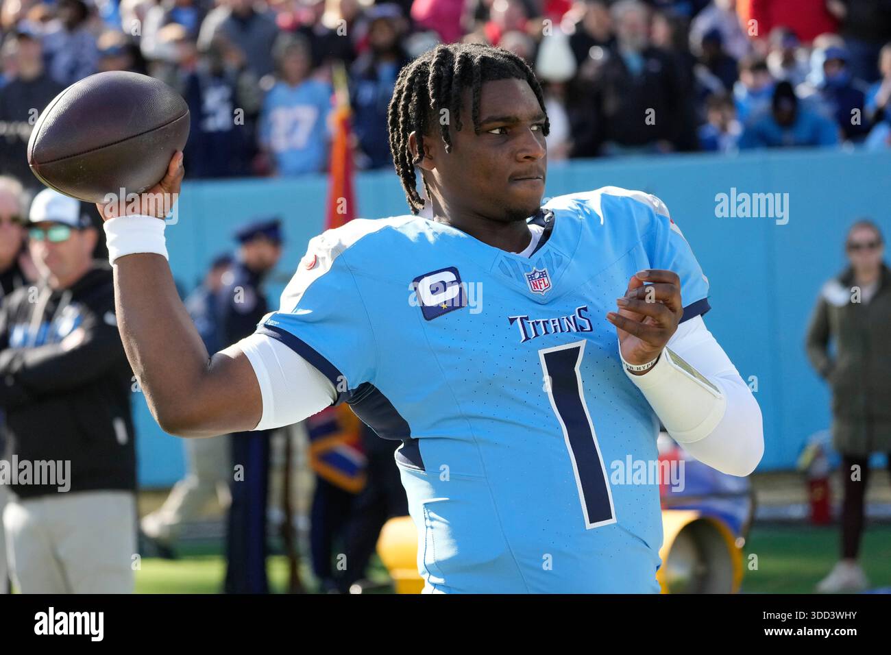 Tennessee Titans quarterback Cam Ward (1) before an NFL football game ...