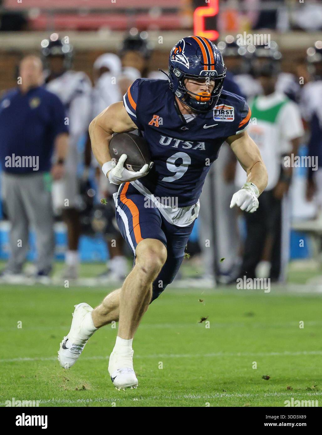 December 26, 2025: UTSA's Patrick Overmyer (9) runs towards the end ...