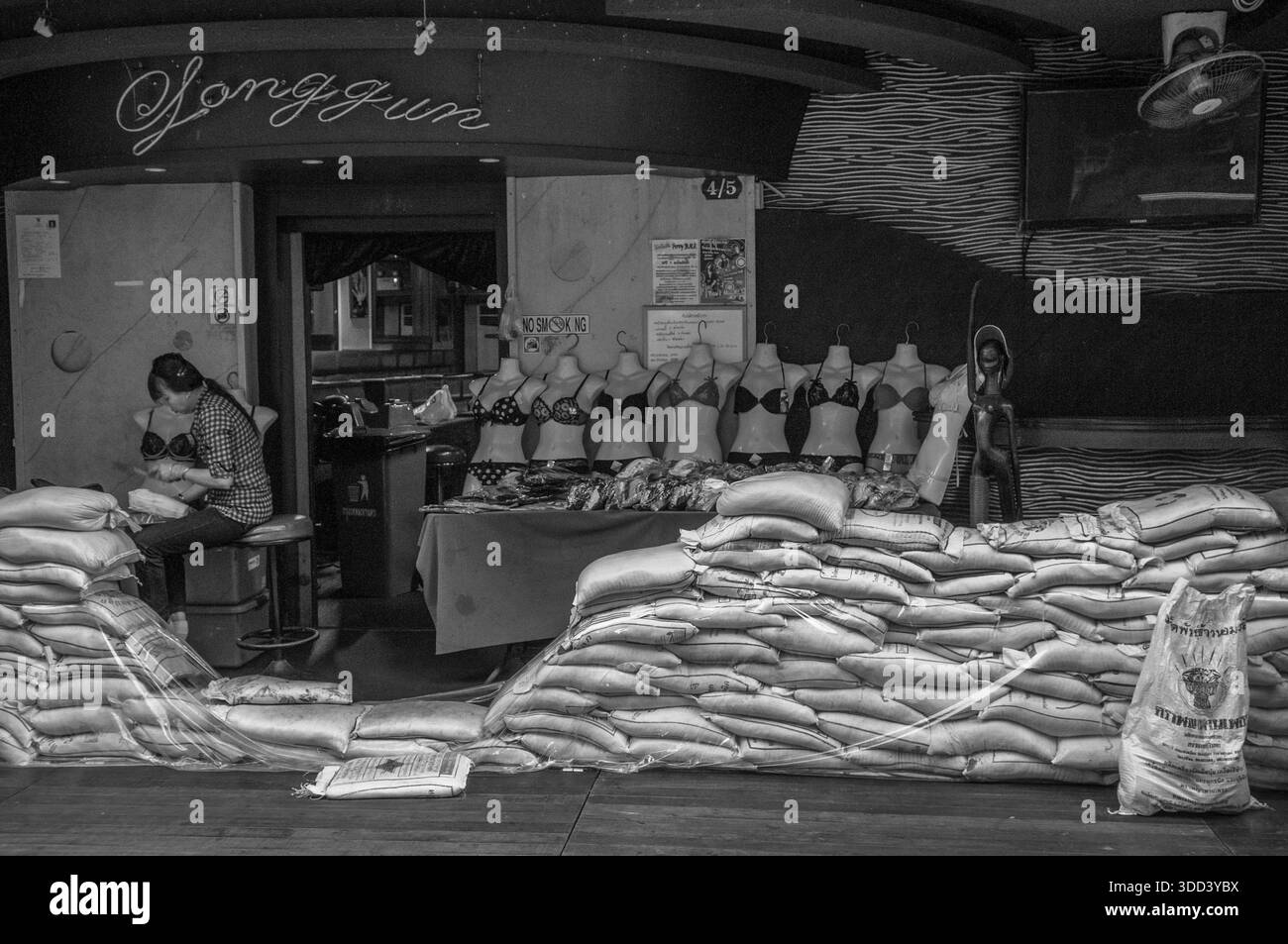 Thai, business, women Black and White Stock Photos & Images - Alamy