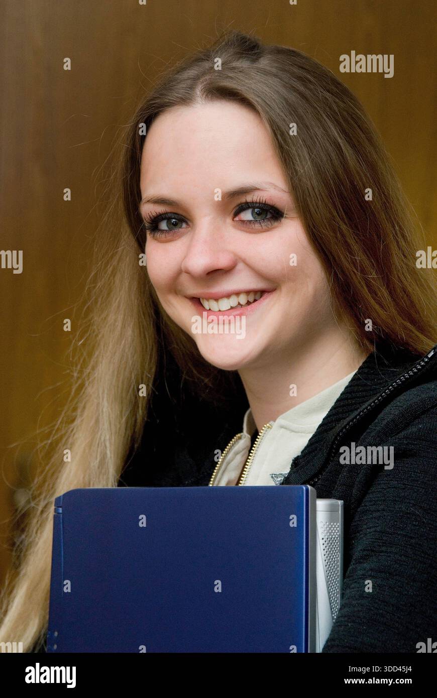 Junge Frau mit Computer vor der Brust. Business- Geschaftsleute ...