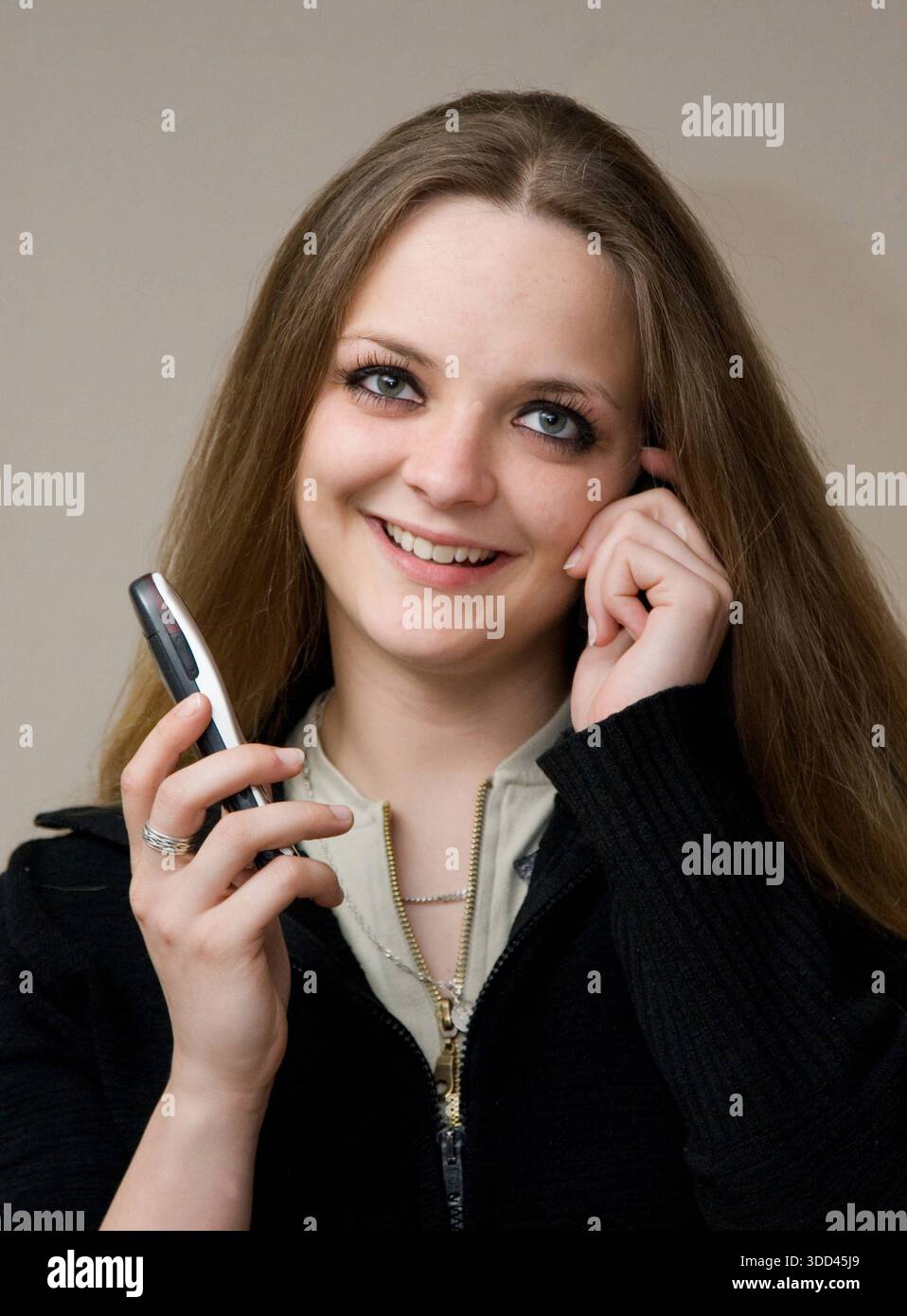 Junge Frau telefoniert mit 2 Handys Junge Frau mit Smartphone *** Young ...