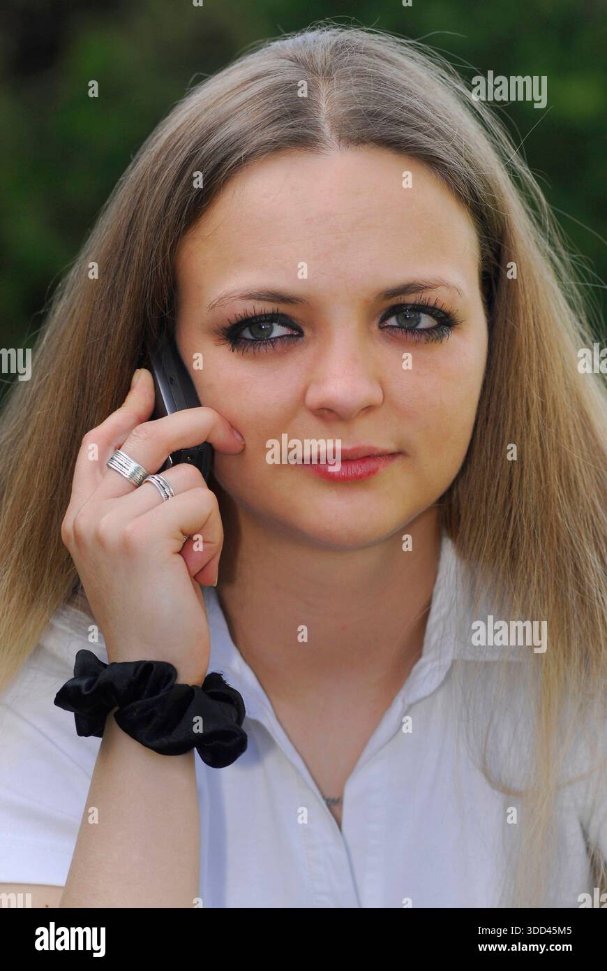 Junge Frau telefoniert mit 2 Handys Junge Frau mit Smartphone *** Young ...