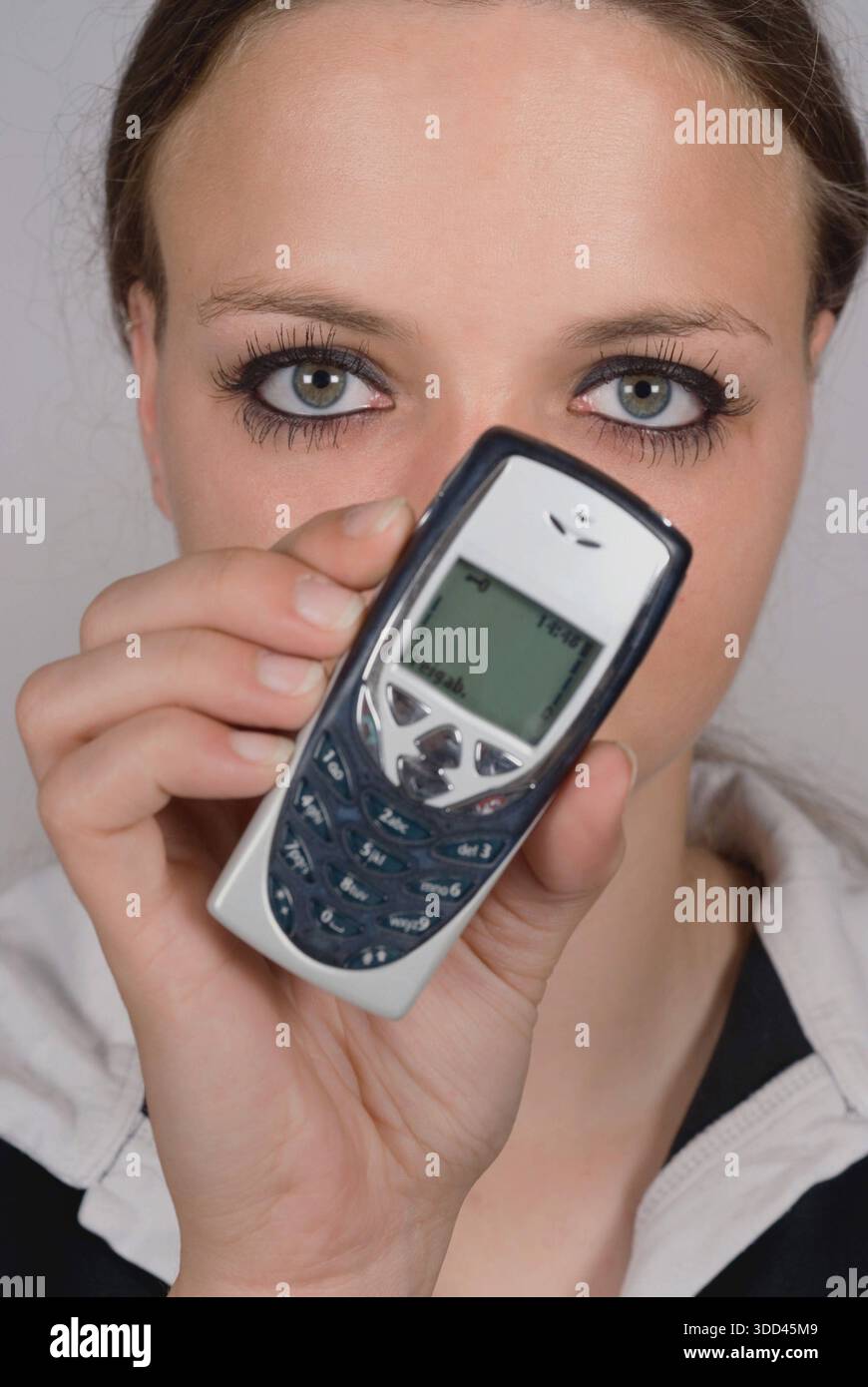 Junge Frau telefoniert mit 2 Handys Junge Frau mit Smartphone *** Young ...