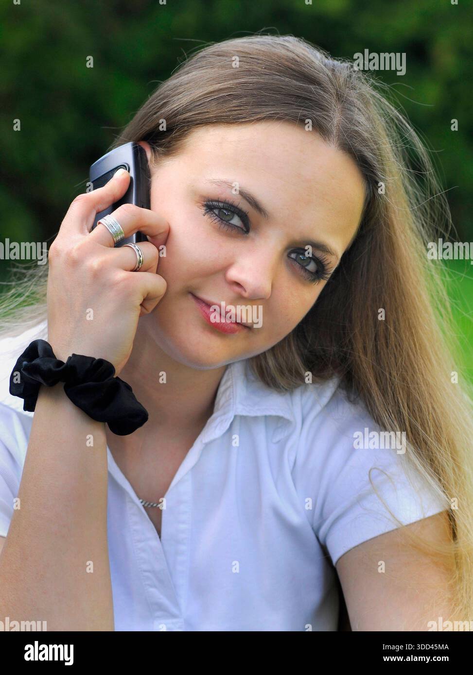 Junge Frau telefoniert mit 2 Handys Junge Frau mit Smartphone *** Young ...