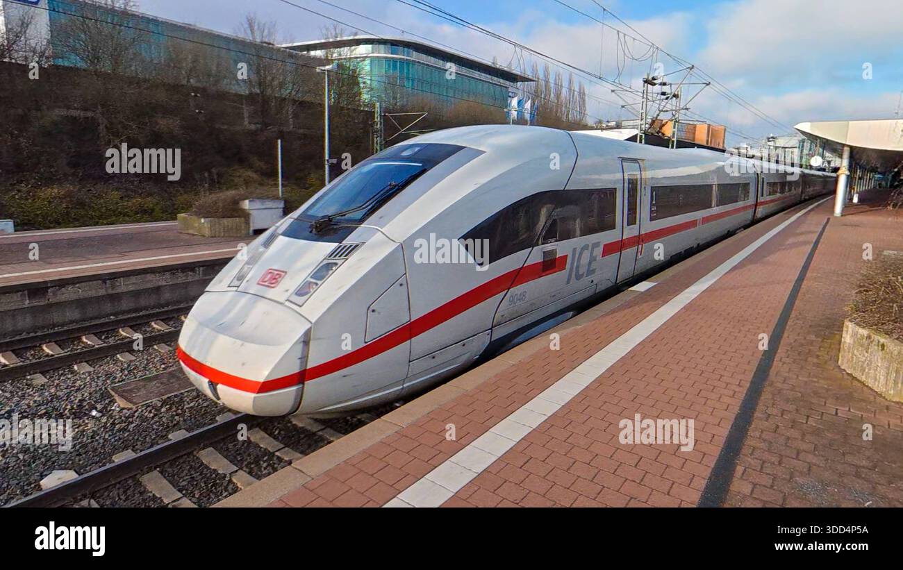 Eisienbahnverkehr in Kassel. Bahnhof Kassel-Wilhelmshöhe. Intercity ...