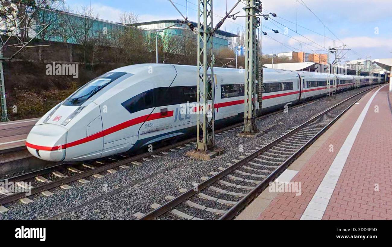 Eisienbahnverkehr in Kassel. Bahnhof Kassel-Wilhelmshöhe. Intercity ...