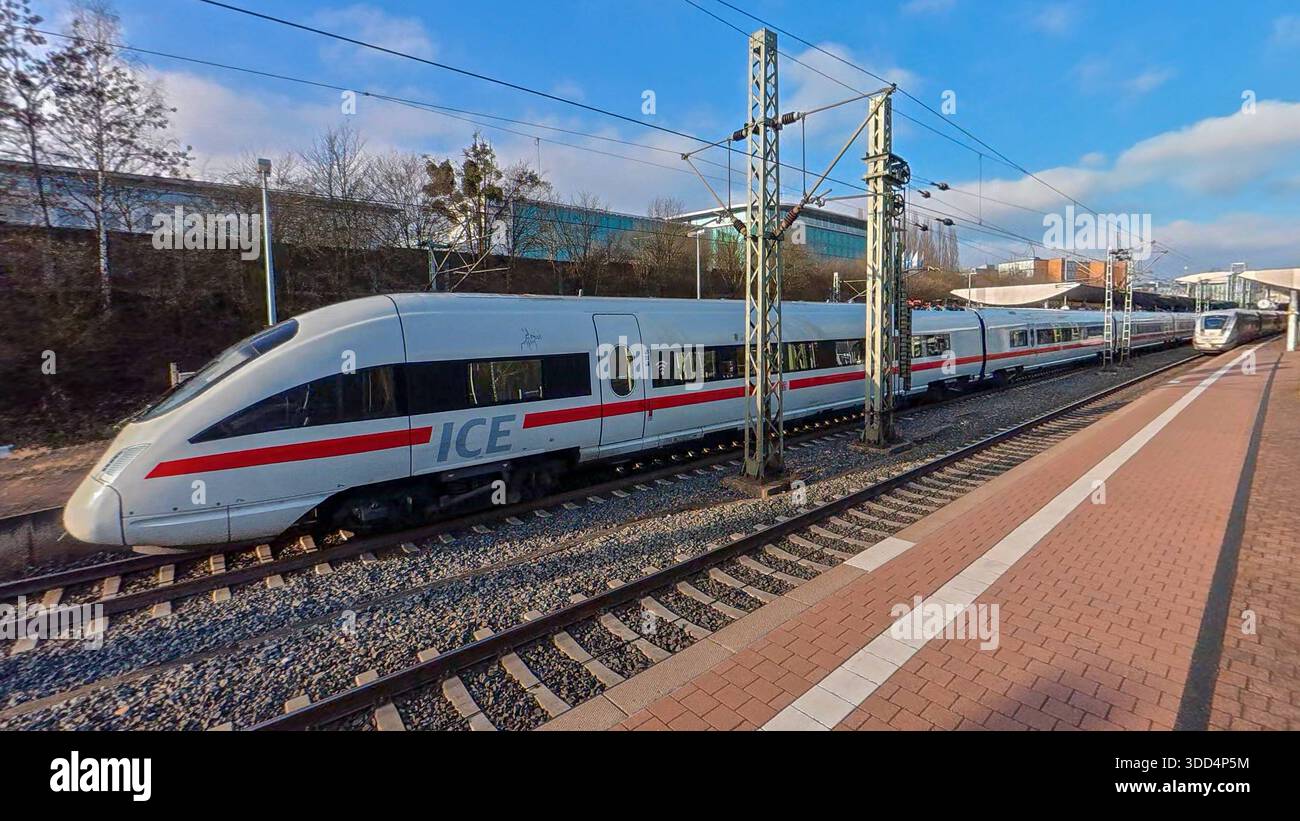 Eisienbahnverkehr in Kassel. Bahnhof Kassel-Wilhelmshöhe. Intercity ...