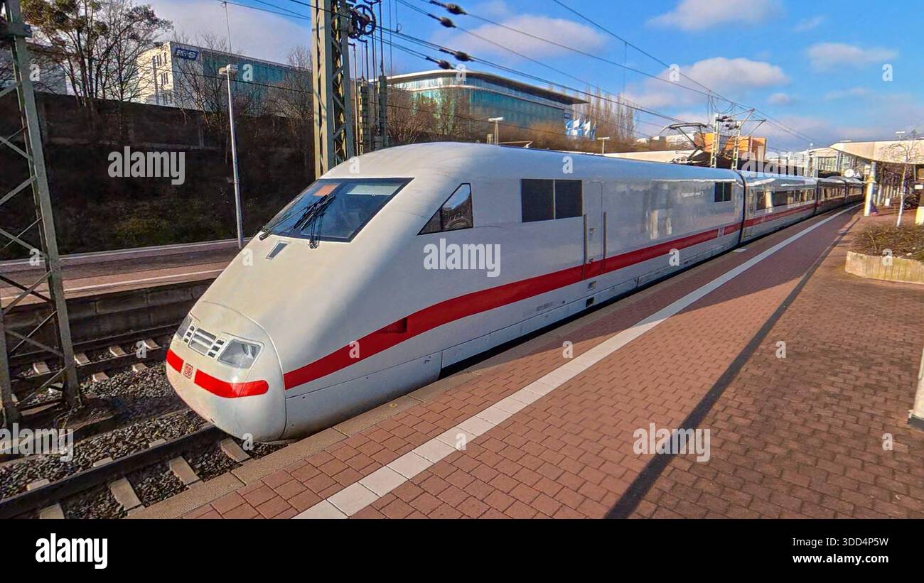 Eisienbahnverkehr in Kassel. Bahnhof Kassel-Wilhelmshöhe. Intercity ...