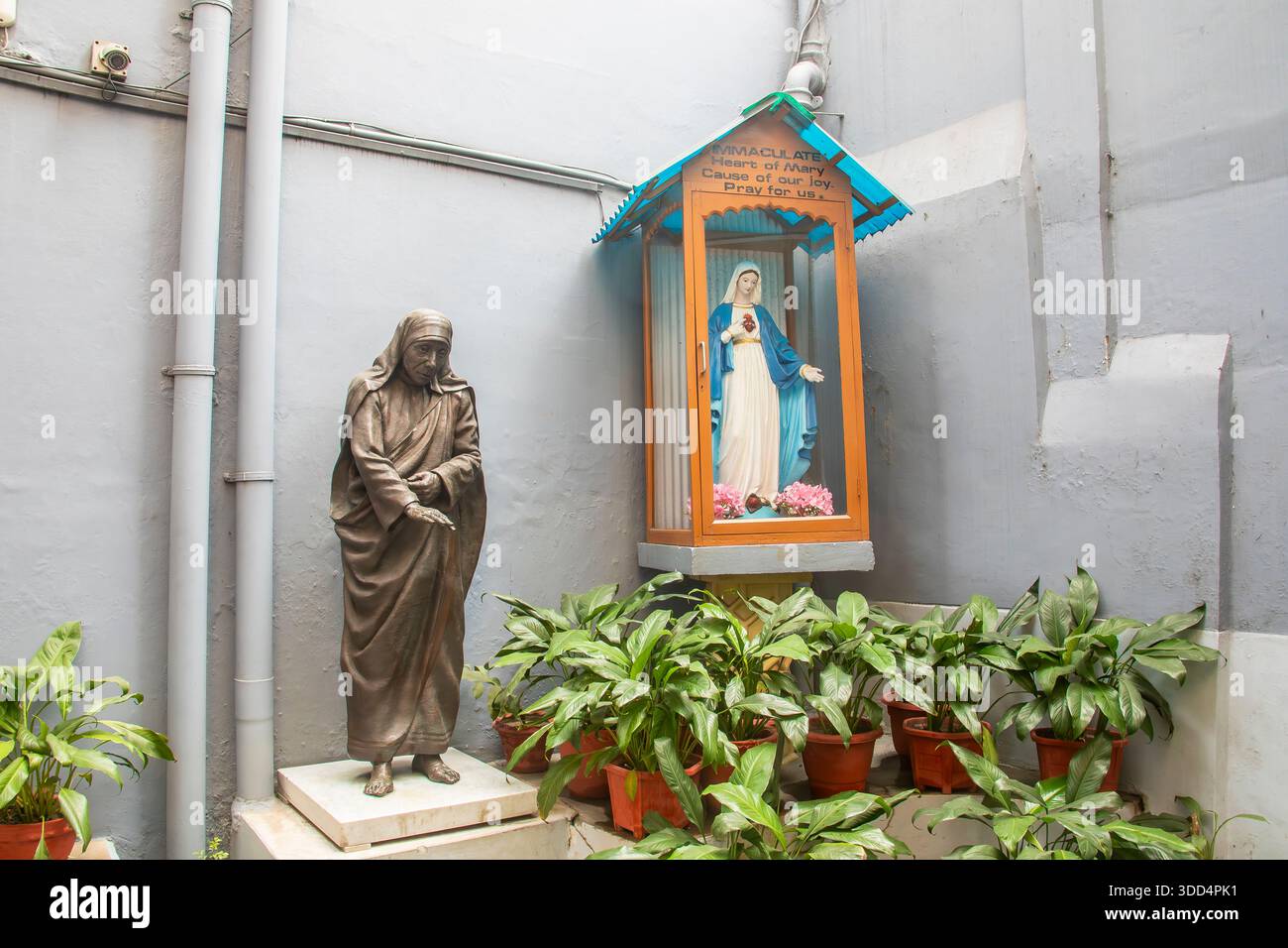 kolkata India 13th Dec 2025: A statue of Mother Teresa stands at Mother ...
