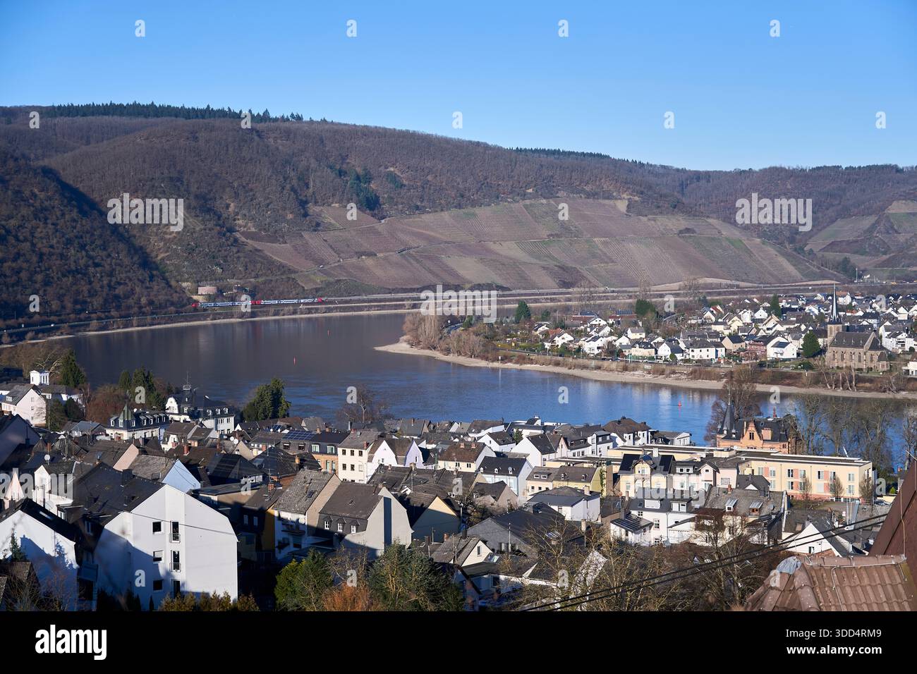 28 December 2025, Rhineland-Palatinate, Boppard: On a sunny day, the ...