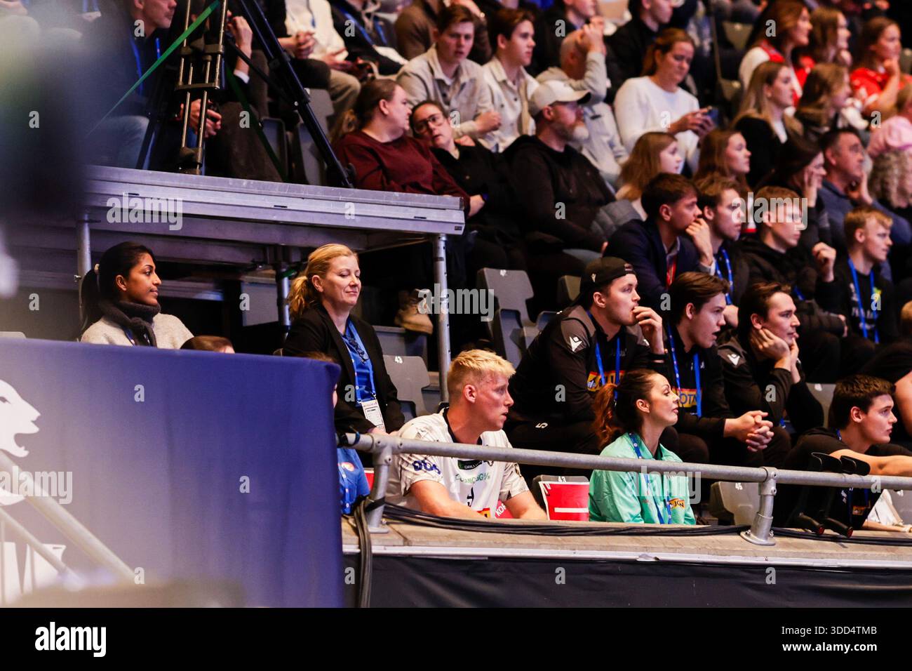 Fornebu 20251228. Runar Elite's player Christoffer Rambo receives a red ...