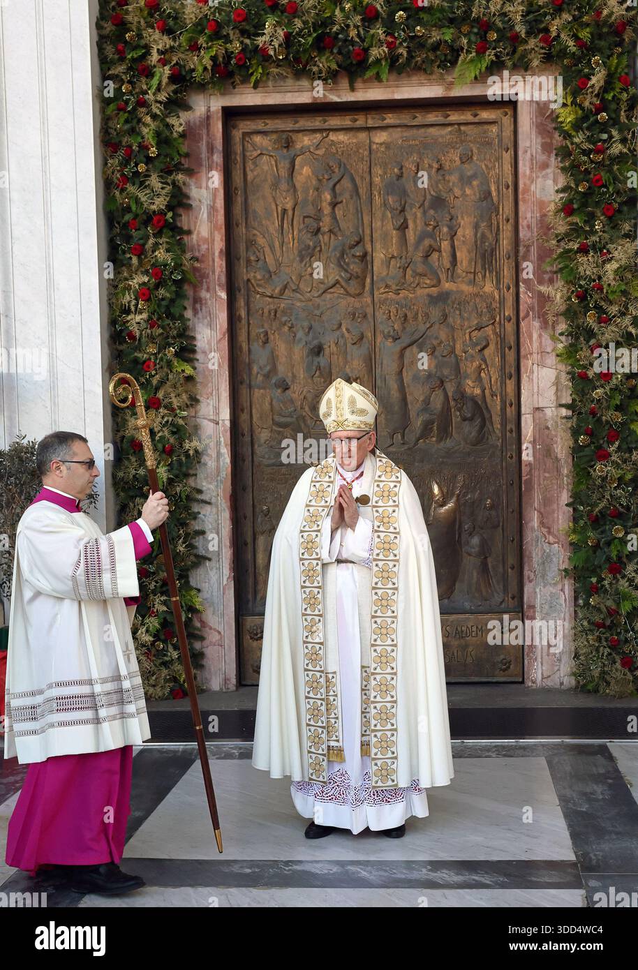 Cardinal James Harvey closes the Holy Door of the basilica of St Paul’s ...