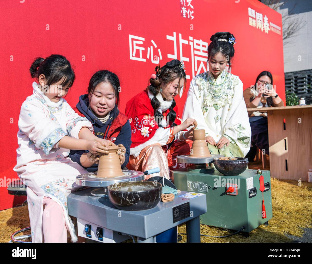 (251228) -- CIXI, Dec. 28, 2025 (Xinhua) -- People experience celadon ...