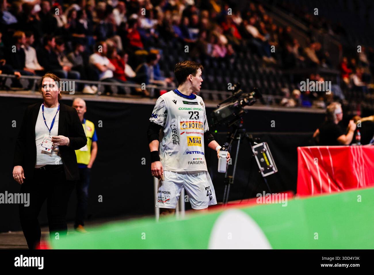 Fornebu 20251228. Runar Elite player Sander Rogne Myklebust received a ...