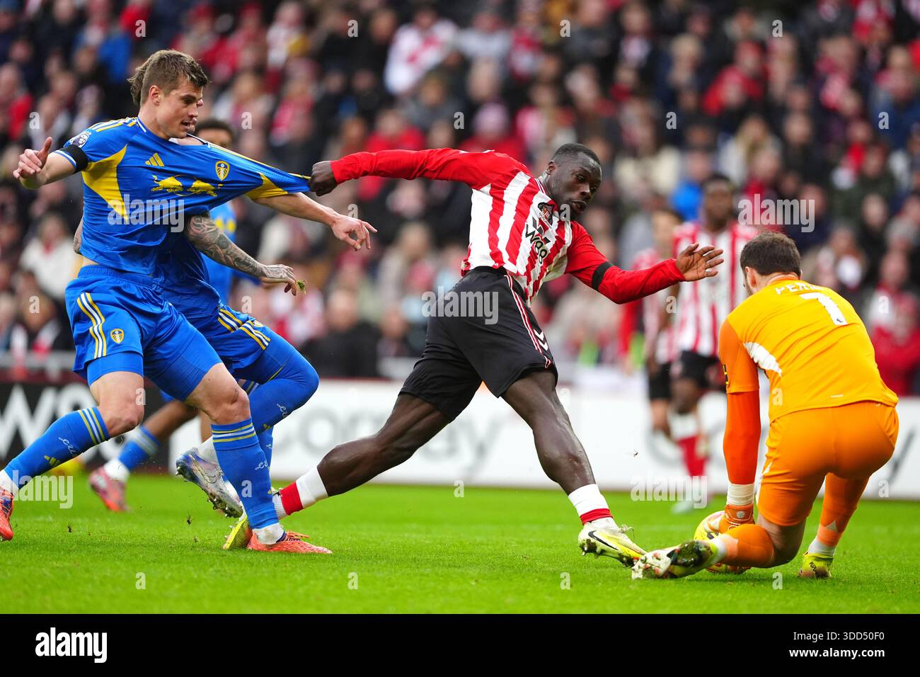 Sunderland's Brian Brobbey (centre) attempts a shot during the Premier ...