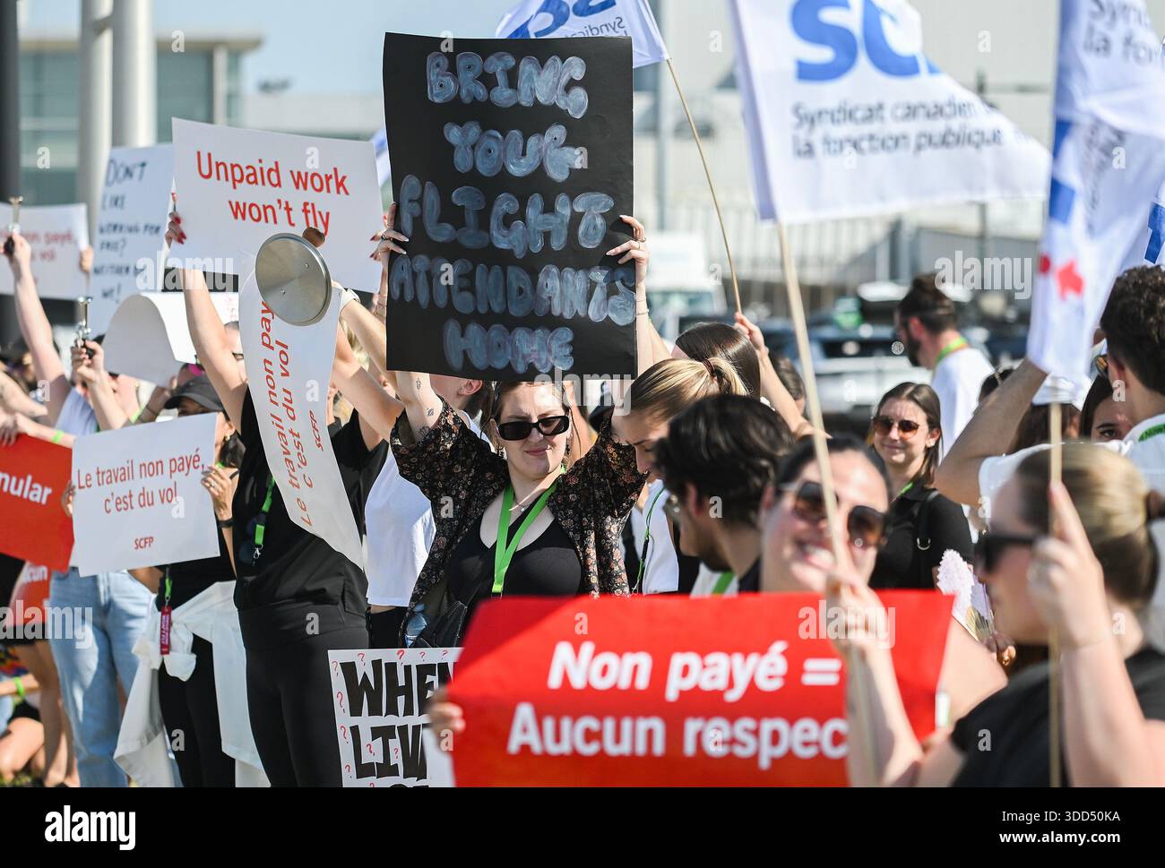 Des agentes de bord d'Air Canada manifestent contre leur employeur à l ...