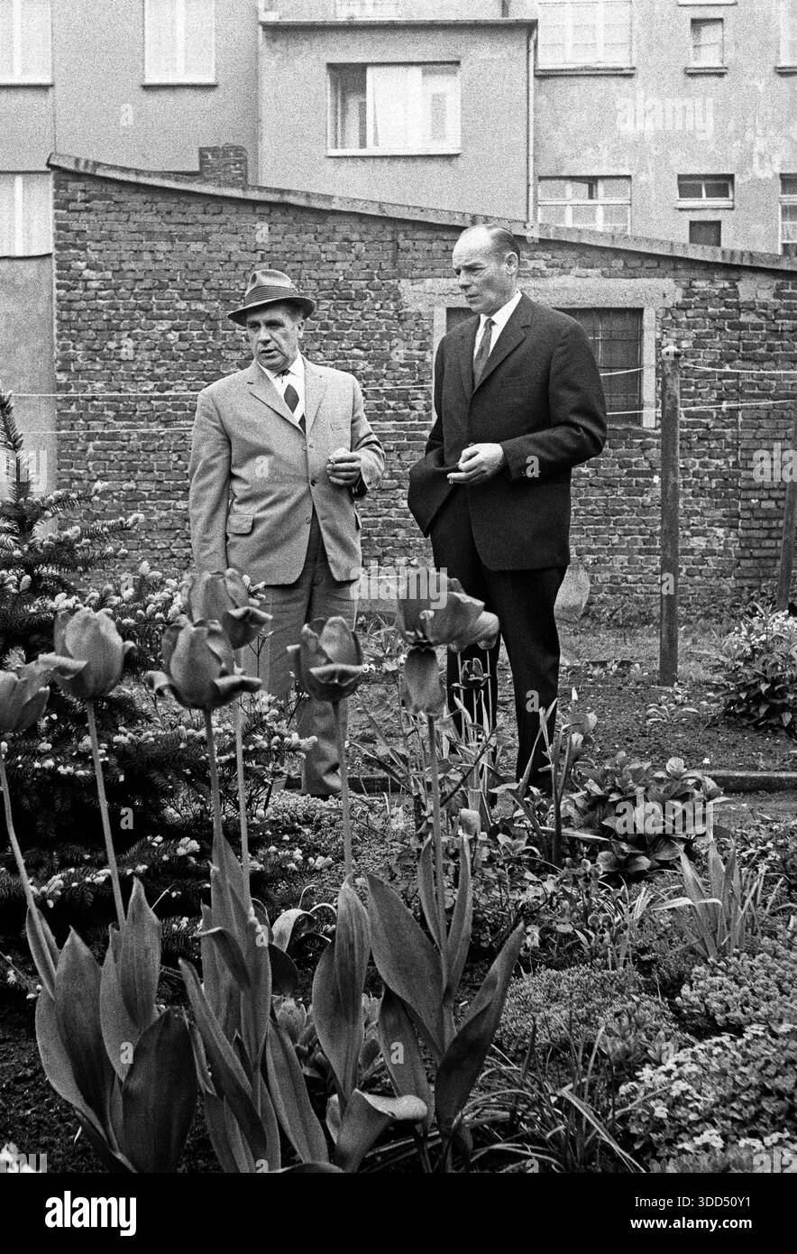 Back to 1960s Black and White Stock Photos & Images - Alamy