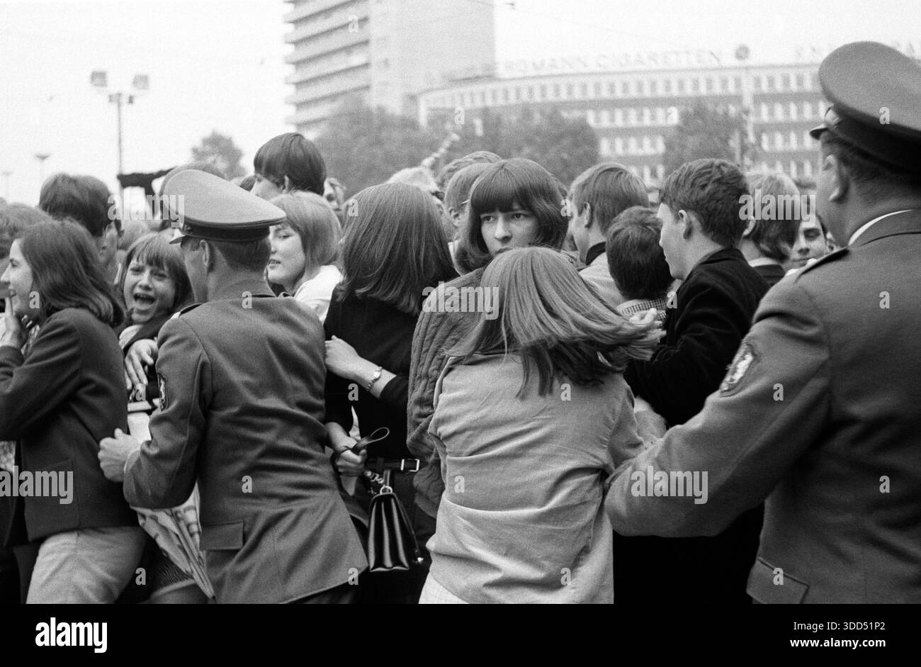 1960s crowd at concert hi-res stock photography and images - Alamy