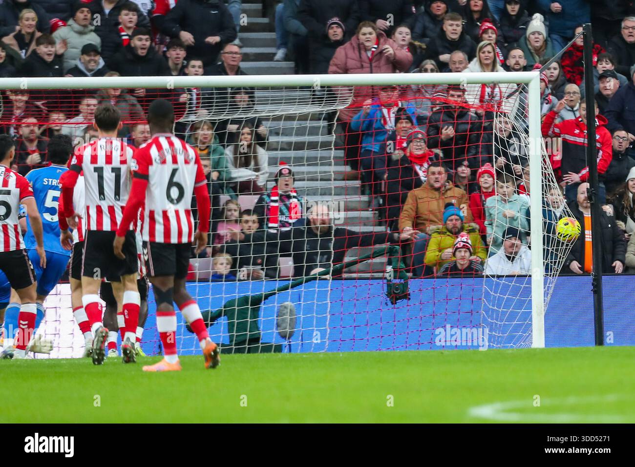 Simon Adingra Of Sunderland scores a GOAL 1-0 during the Sunderland v ...