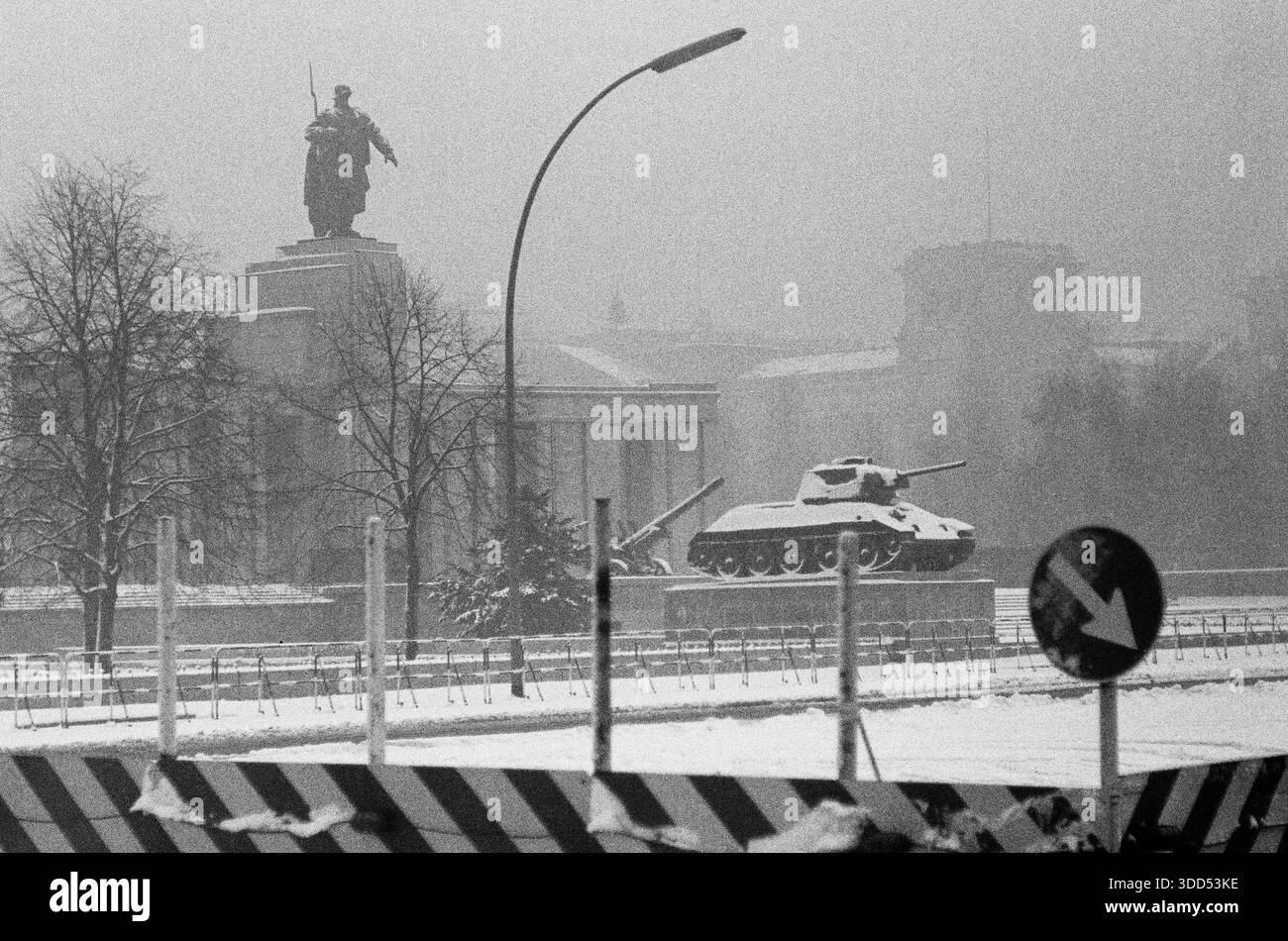 Photo statue unknown soldier Black and White Stock Photos & Images - Alamy