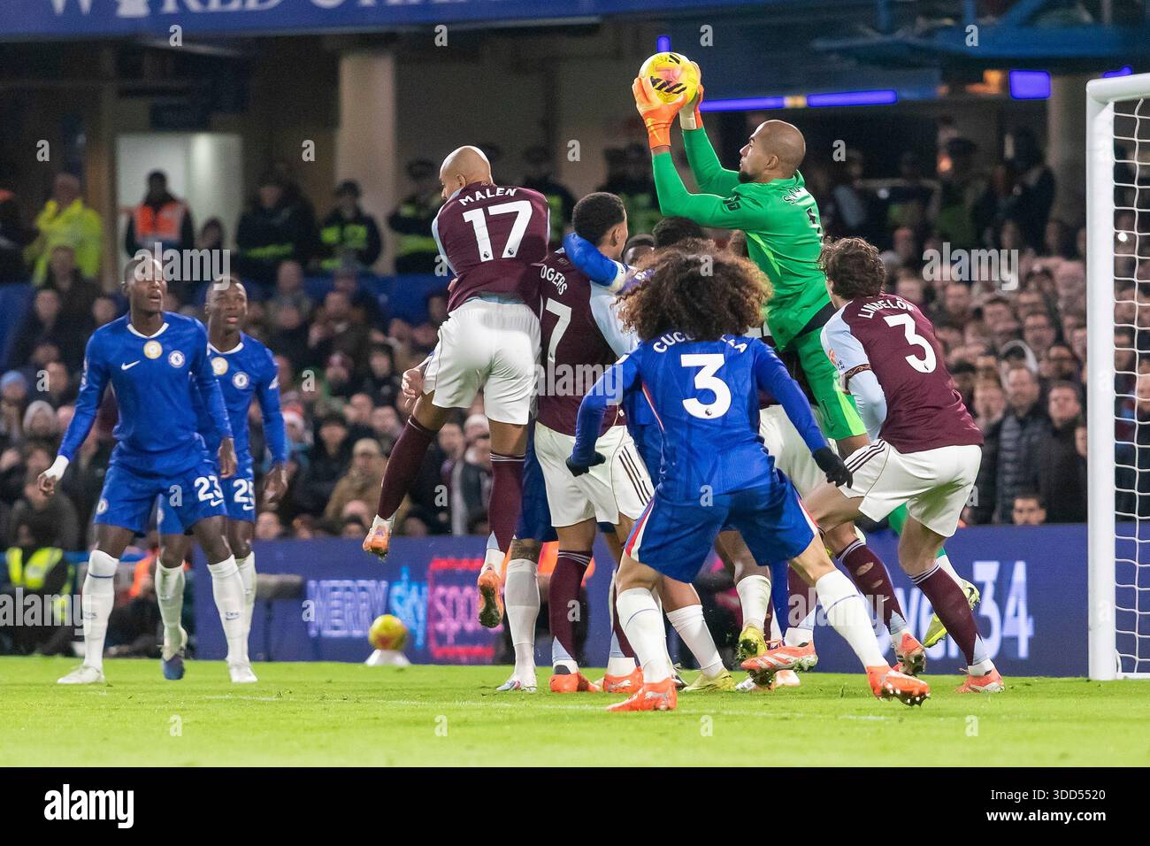 Robert Sánchez of Chelsea contest the ball with Donyell Malen of Aston ...