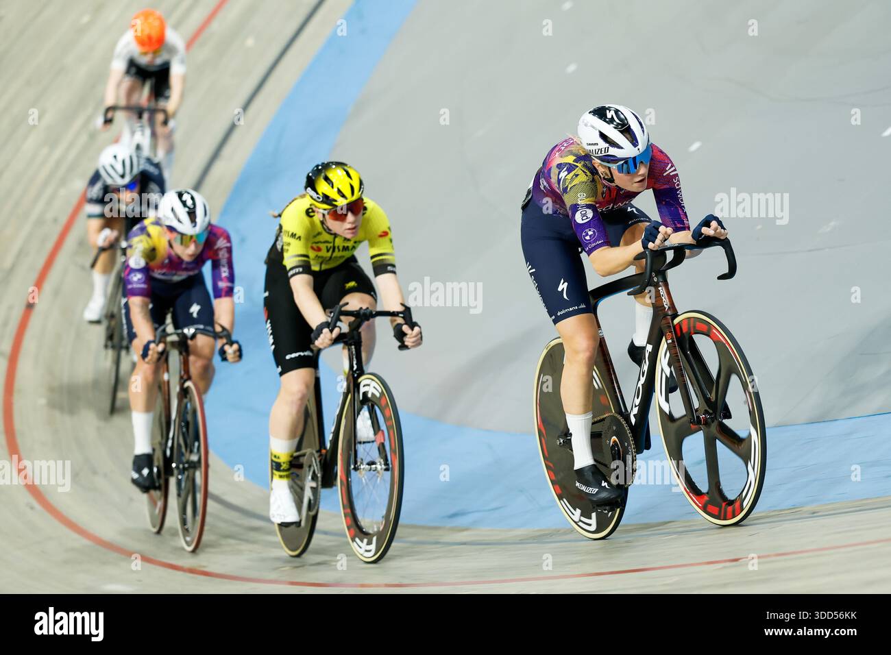 APELDOORN - Lisa van Belle sets the pace for Nienke Veenhoven (m) and ...
