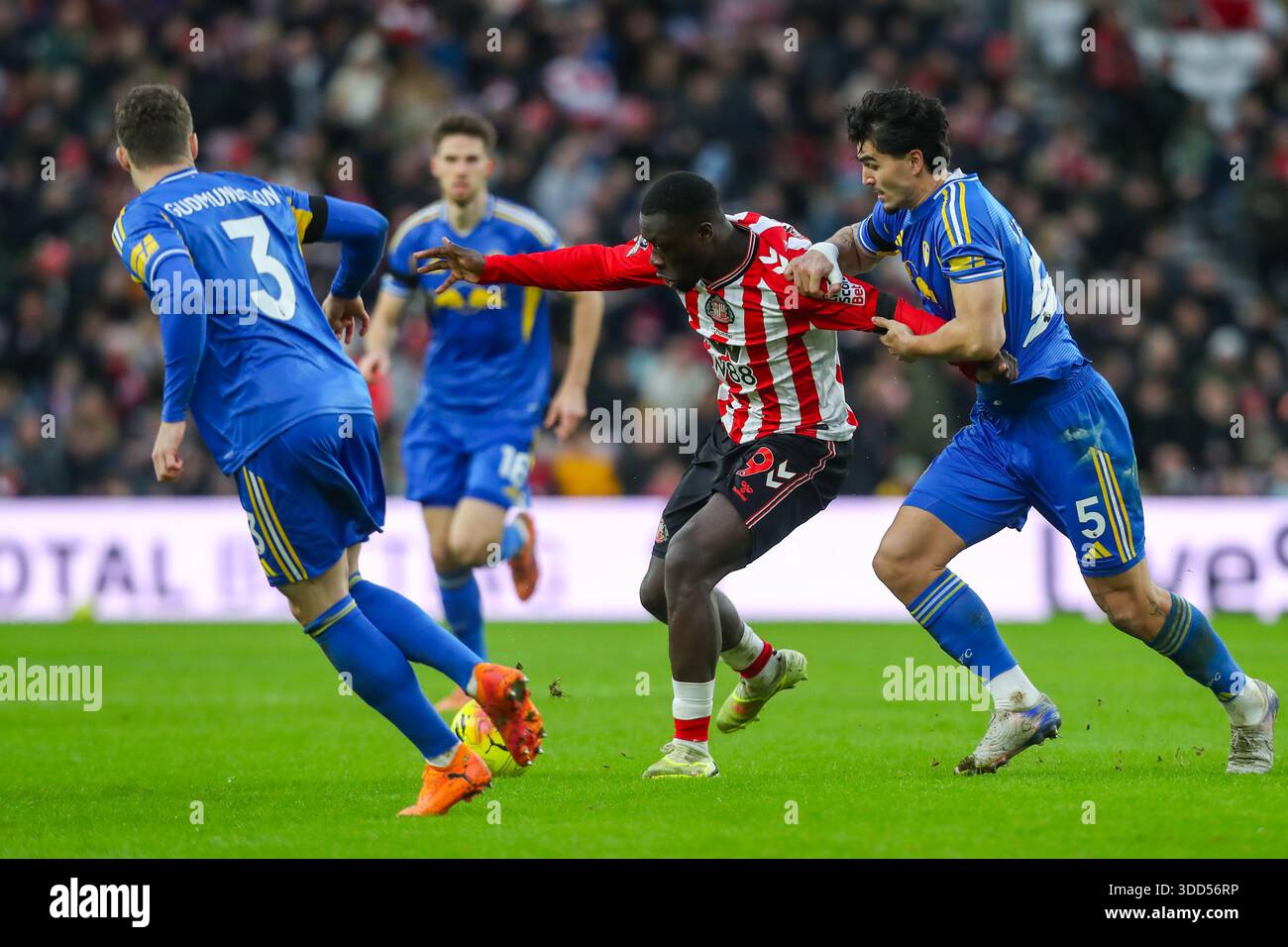 Brian Brobbey Of Sunderland battles with Pascal Struijk Of Leeds United ...