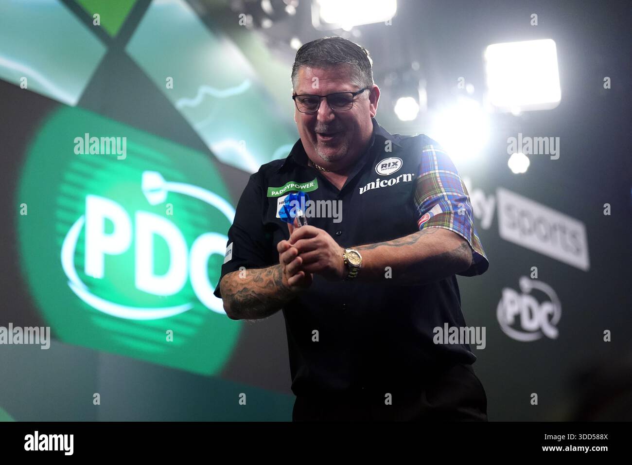 Scotland's Gary Anderson celebrates defeating Netherland's Jermaine ...