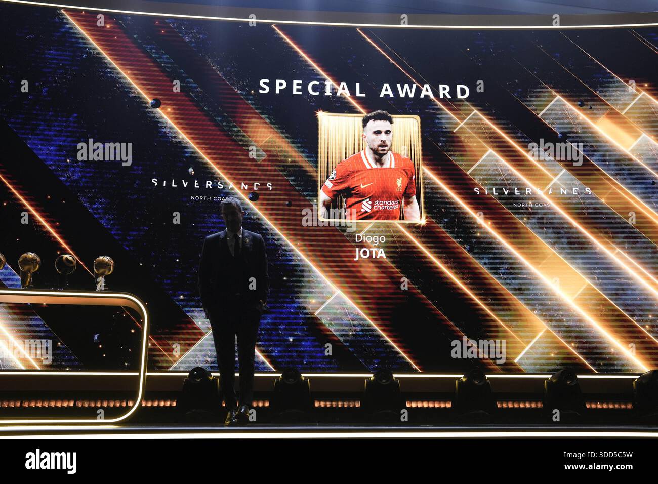 Diogo Jota parents receive the special award during the Globe Soccer ...