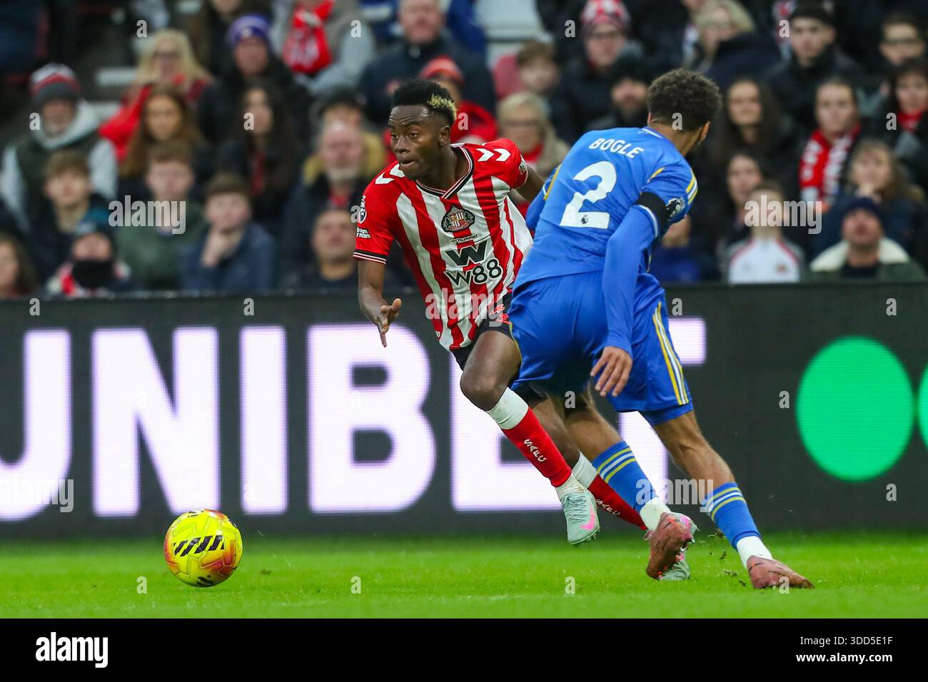 Simon Adingra Of Sunderland battles with Jayden Bogle Of Leeds United ...