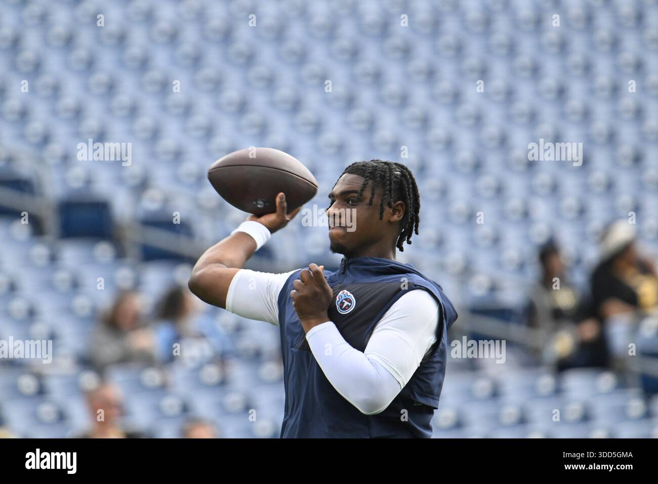 Tennessee Titans quarterback Cam Ward warms up before an NFL football ...
