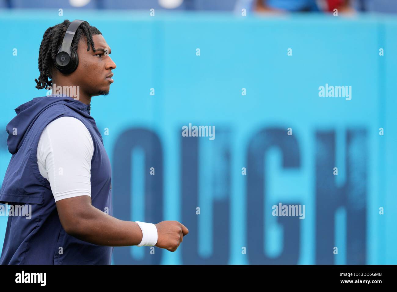 Tennessee Titans quarterback Cam Ward warms up before an NFL football ...