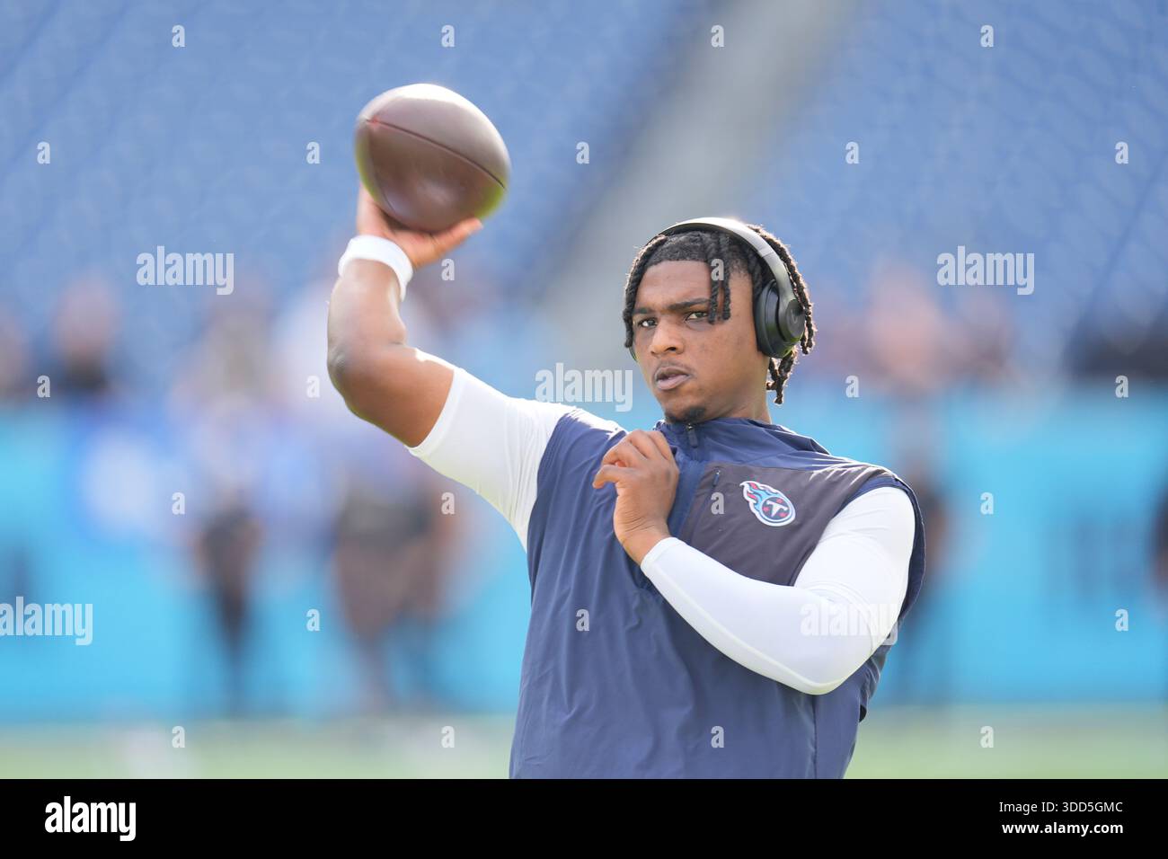 Tennessee Titans quarterback Cam Ward warms up before an NFL football ...