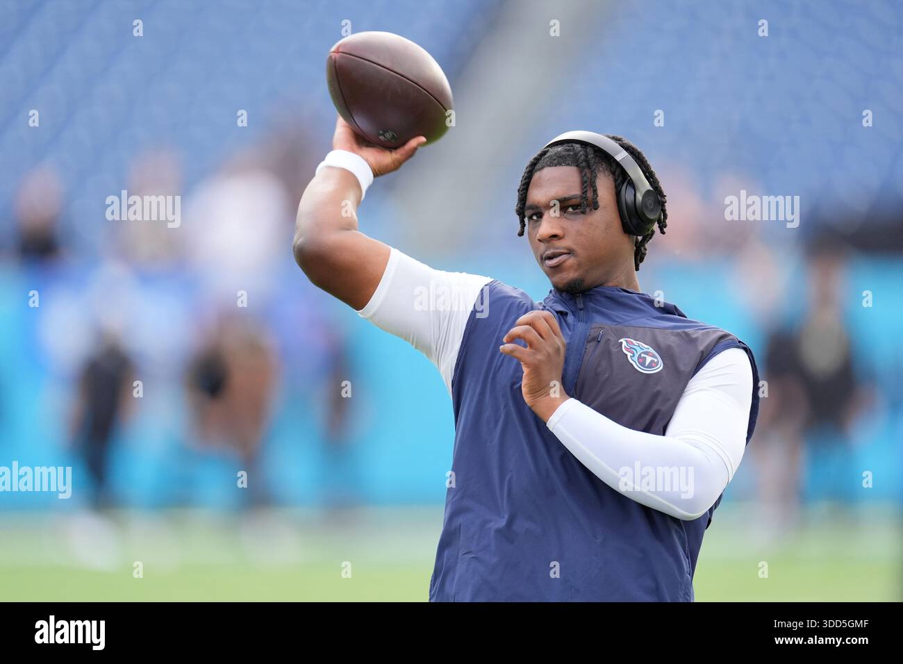 Tennessee Titans quarterback Cam Ward warms up before an NFL football ...