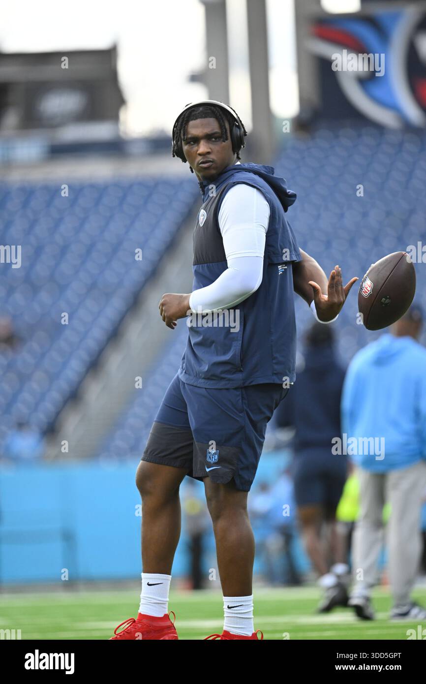 Tennessee Titans quarterback Cam Ward warms up before an NFL football ...
