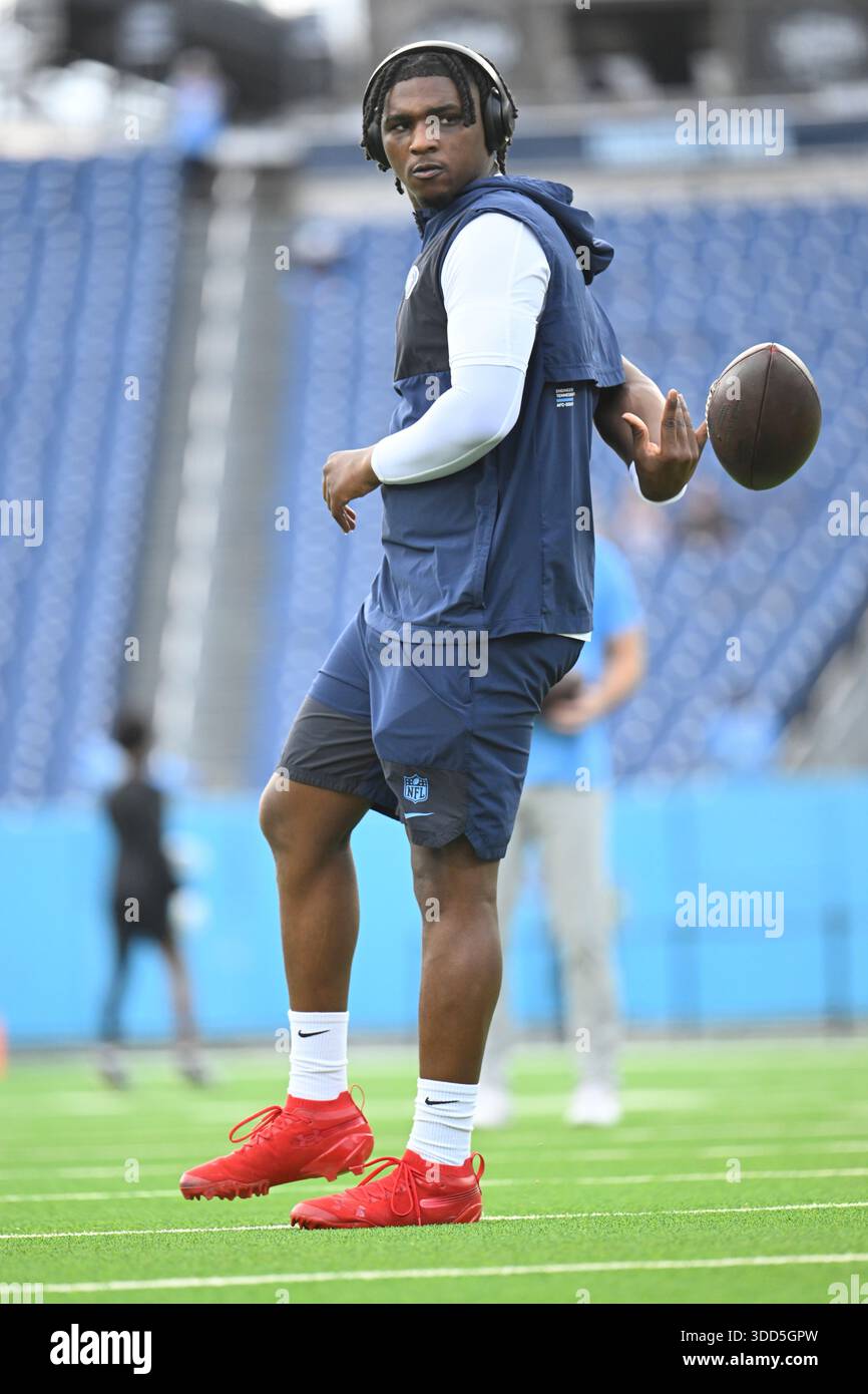 Tennessee Titans quarterback Cam Ward warms up before an NFL football ...