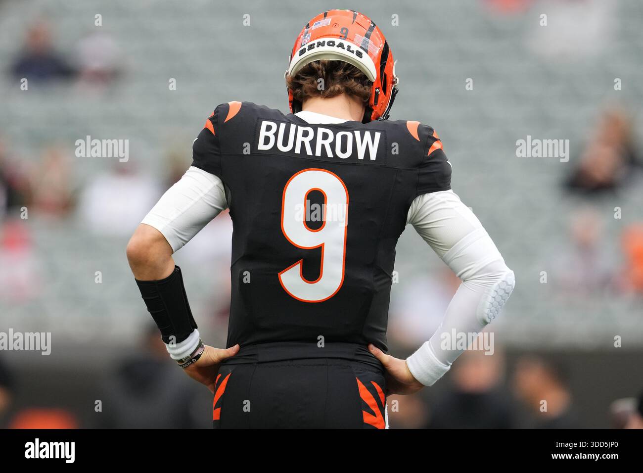 Cincinnati Bengals quarterback Joe Burrow warms up before an NFL ...