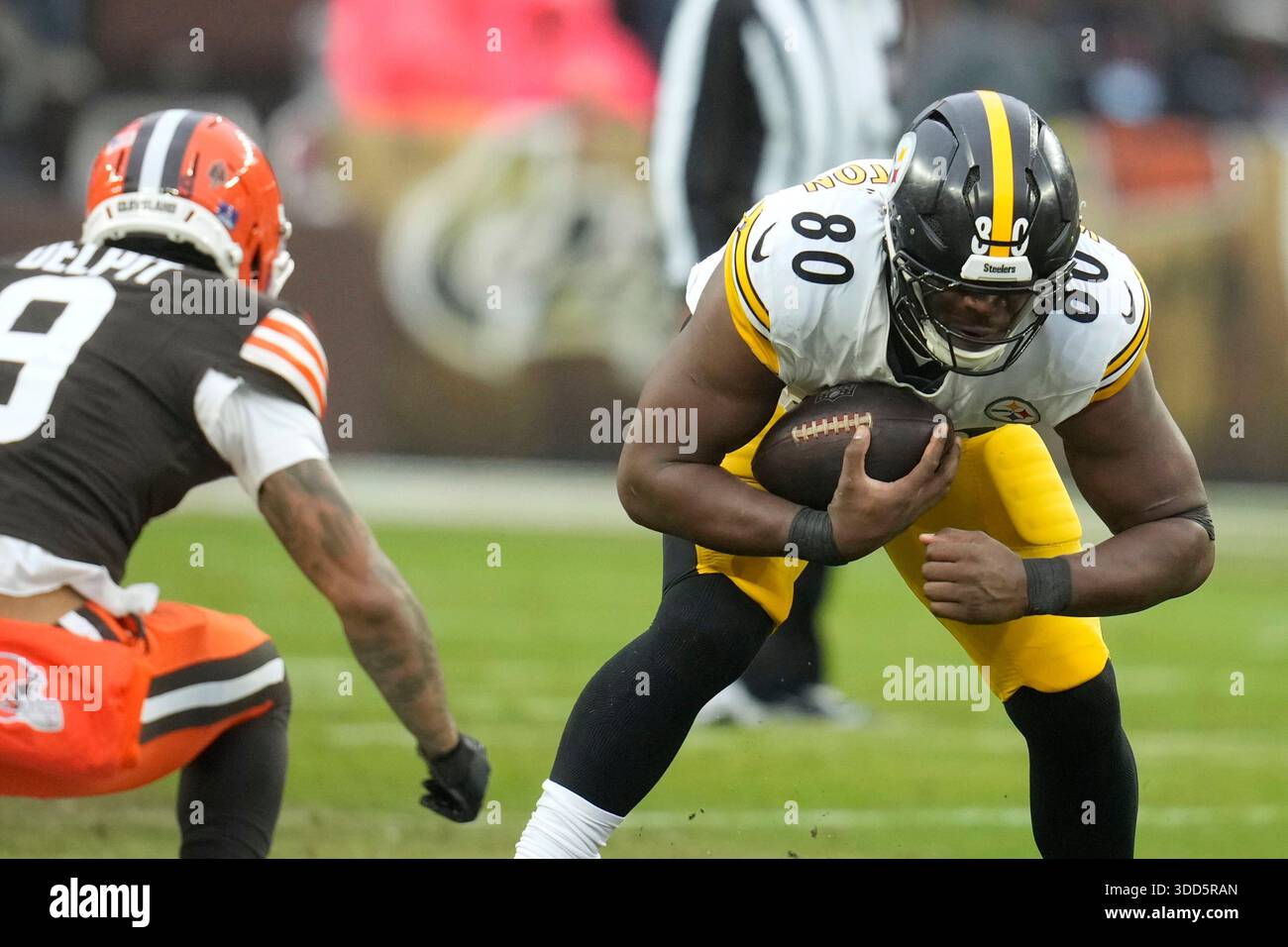 Pittsburgh Steelers tight end Darnell Washington (80) catches a pass in ...