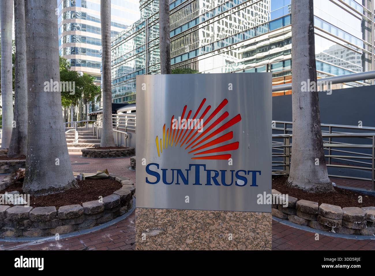 Suntrust logo hi-res stock photography and images - Alamy