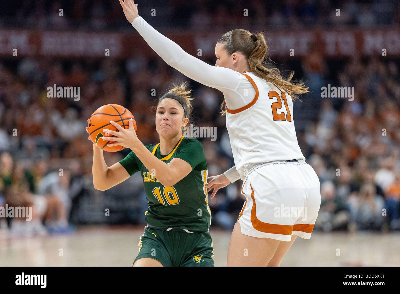 Texas guard Ashton Judd (21) defends against Southeastern Louisiana ...