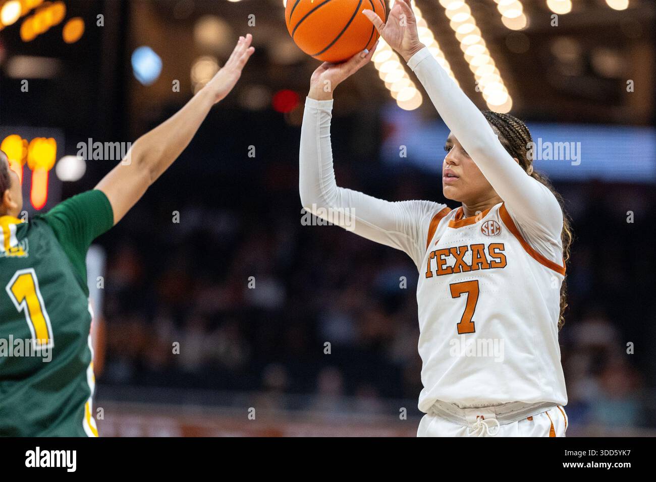 Texas guard Jordan Lee (7) looks to shoot over Southeastern Louisiana ...